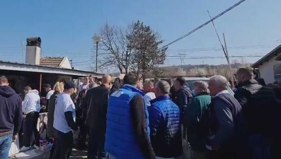 POGLEDAJTE SNIMAK NAPADA NA MLADIĆA: Đilasove pristalice nasrnule na člana SNS-a u Grockoj (VIDEO)