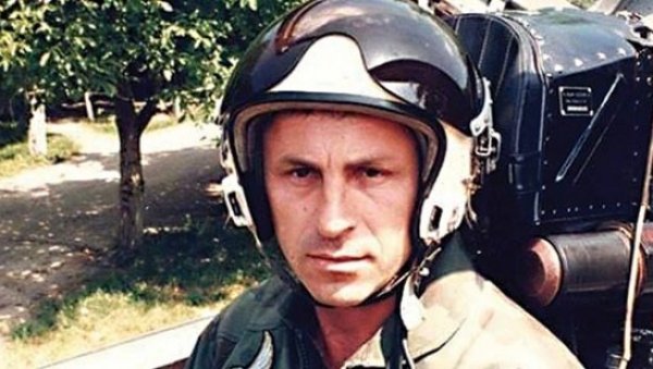 ЖИВОТЕ МЛАДИХ ПИЛОТА САЧУВАО СВОЈОМ СМРЋУ: Обележене 23 године од ...