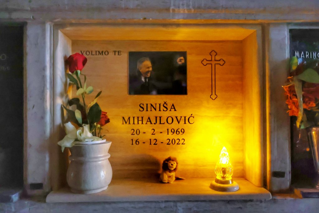 Novosti.rs | Galerija | PLIŠANI LAV, RUŽE I PORUKA PORODICE NA SRPSKOM: Ovde je sahranjen Siniša ...