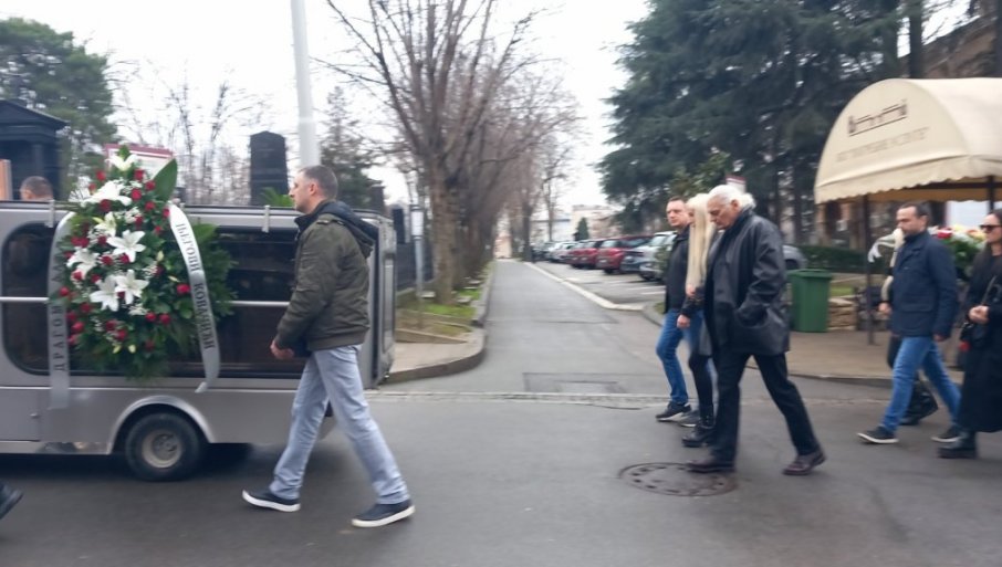 "NEKA TI JE LAKA ZEMLJA": Krenula povorka, brat Marije Šerifović nosi Laćin krst - Futa nem od ...