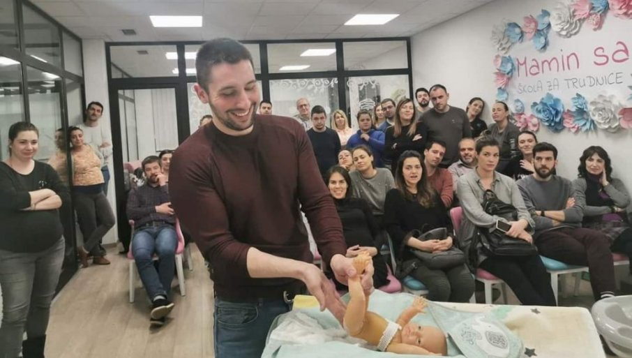 MARKO UČI PORODILJE KAKO DA DOJE BEBE: Na ginekologiji KBC "Dragiša ...