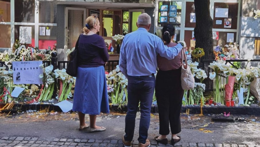 RUŽIĆ SE UPISAO U KNJIGU ŽALOSTI: Cveće i sveće ispred OŠ "Vladislav Ribnikar" pet dana posle ...