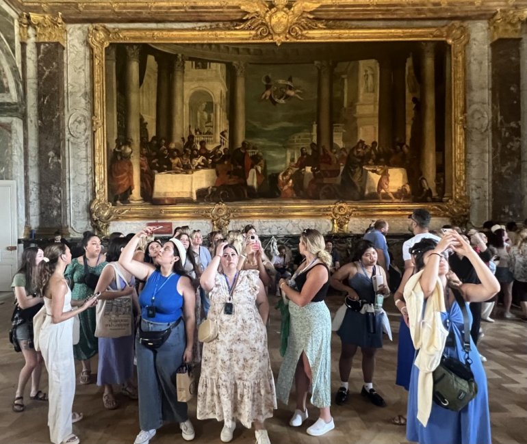 RASKOŠNI VERSAJ BLISTA ČETIRI VEKA: "Novosti" u poseti čuvenoj ...