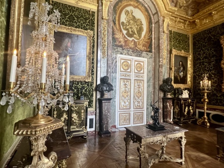 RASKOŠNI VERSAJ BLISTA ČETIRI VEKA: "Novosti" u poseti čuvenoj ...