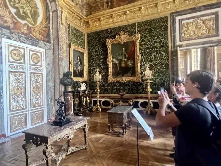 RASKOŠNI VERSAJ BLISTA ČETIRI VEKA: "Novosti" u poseti čuvenoj ...