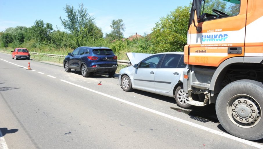 LANČANI SUDAR KOD KRALJEVA: Učestvovala četiri vozila, dve osobe povređene (FOTO)