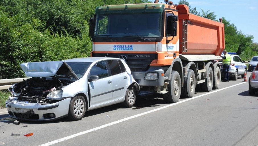 LANČANI SUDAR KOD KRALJEVA: Učestvovala četiri vozila, dve osobe povređene (FOTO)
