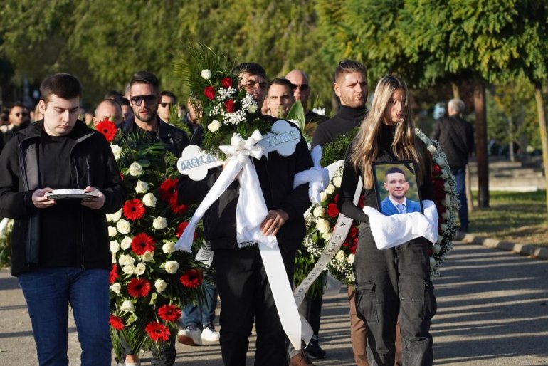 "JAO, SINE, EVO IH TVOJE DELIJE" Potresne scene na sahrani sina Mirka Kodića - Majka kukala na ...