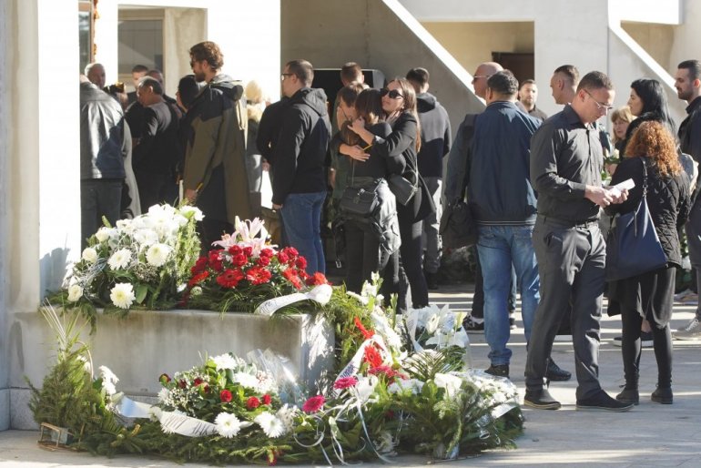 "JAO, SINE, EVO IH TVOJE DELIJE" Potresne scene na sahrani sina Mirka Kodića - Majka kukala na ...