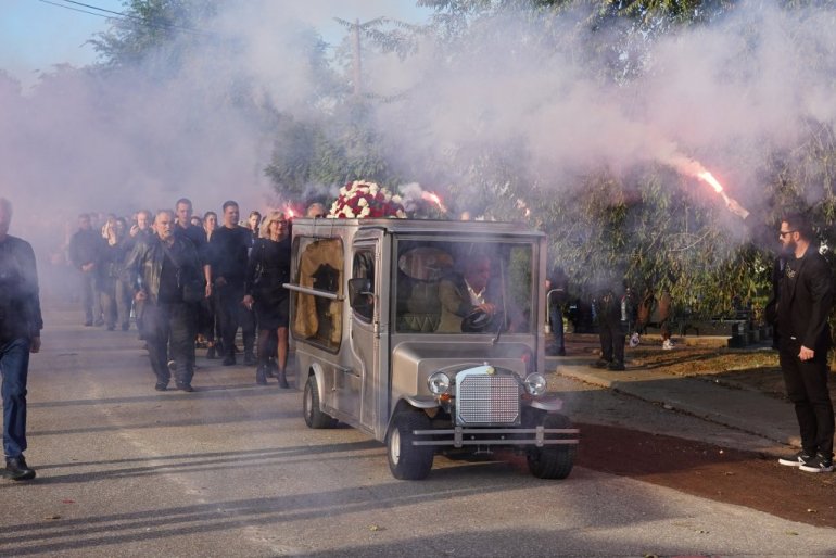 "JAO, SINE, EVO IH TVOJE DELIJE" Potresne scene na sahrani sina Mirka Kodića - Majka kukala na ...