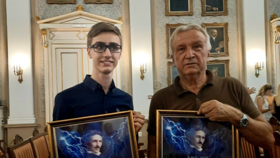 ANDREJ UZ PRIZNANJE DOBIJA I STIPENDIJU: Teslina naučna akademija ...