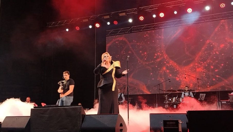 Pola estrade se skupilo: Ćana Mitrović stigla u oldtajmeru (FOTO)